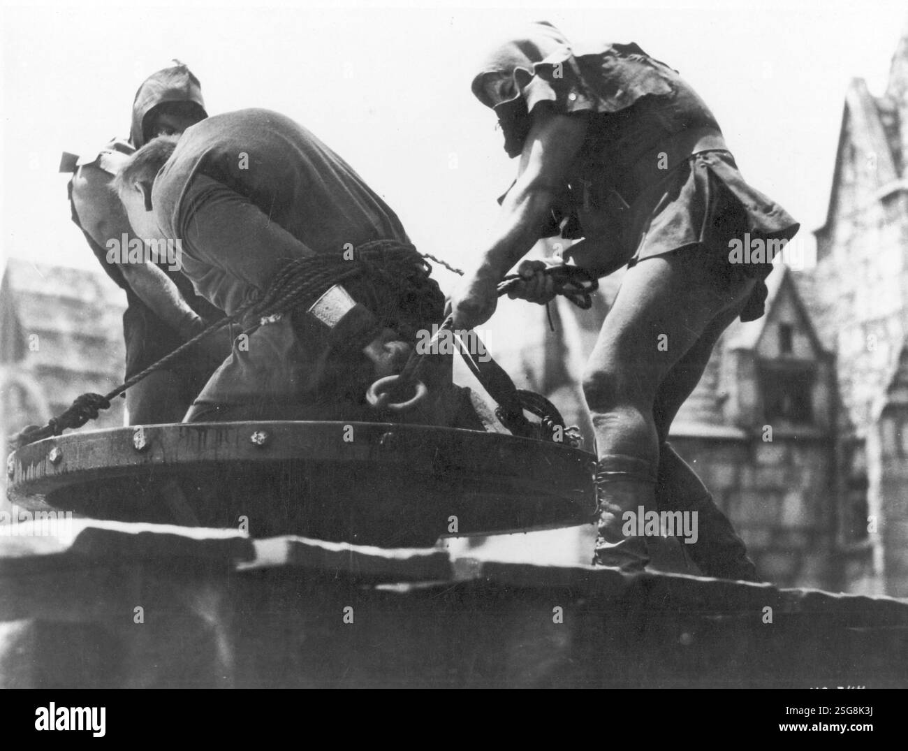 THE HUNCHBACK OF NOTRE DAME CHARLES LAUGHTON as Quasimodo Date: 1939 ...