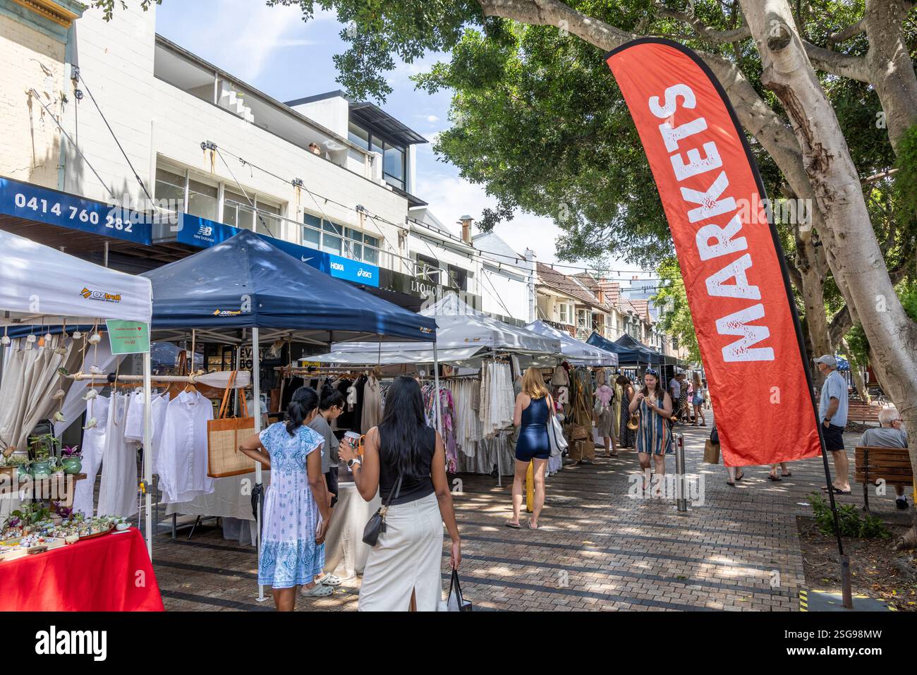 Australian market stalls, vendors at the weekend markets in Manly Beach ...