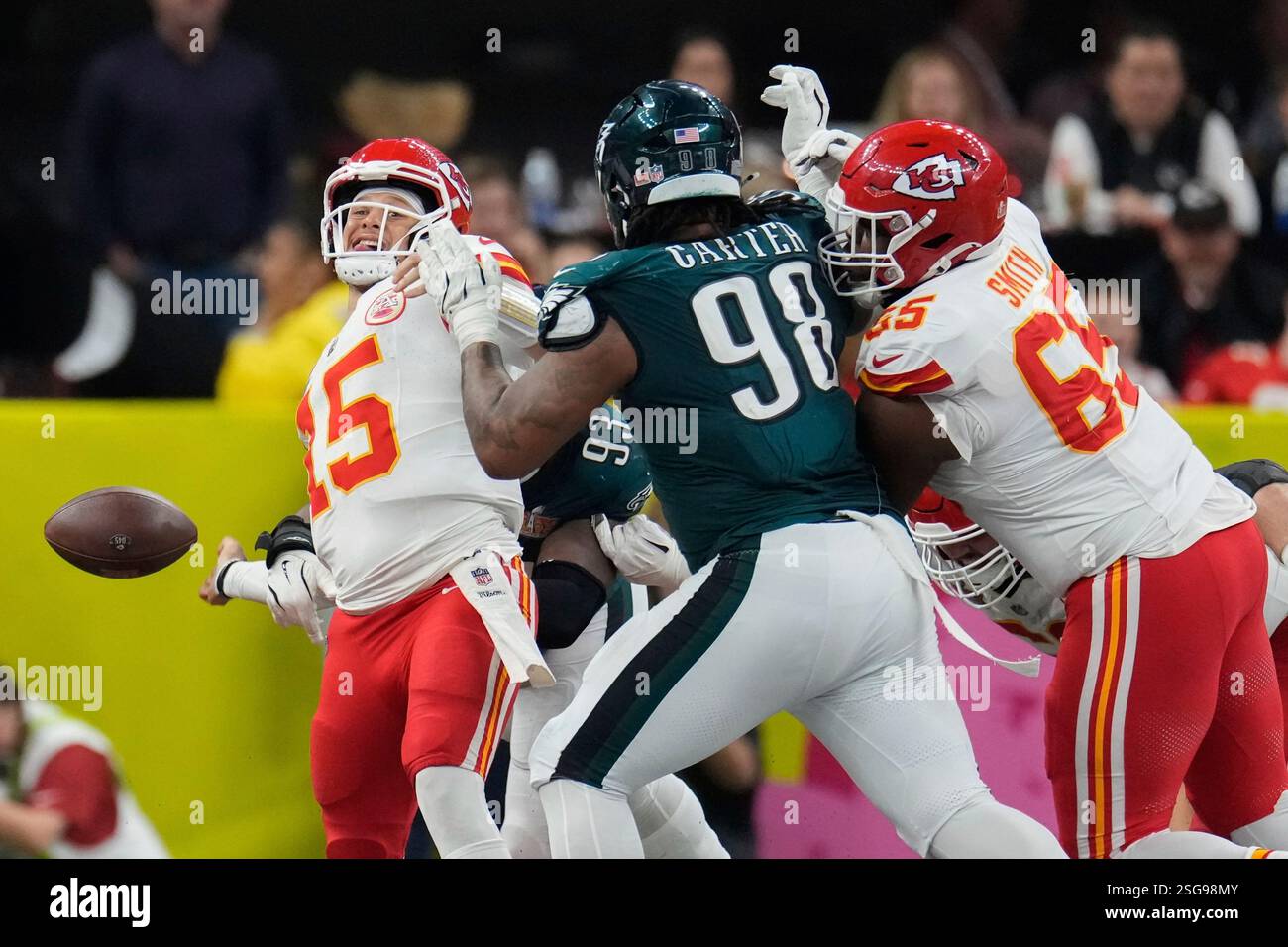 Kansas City Chiefs quarterback Patrick Mahomes (15) has the ball ...