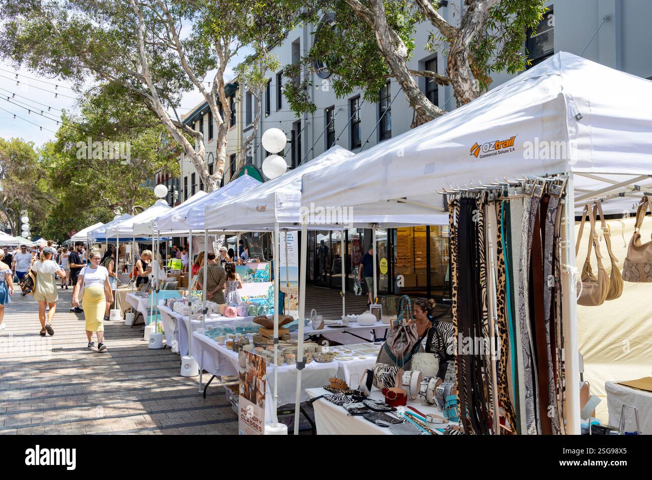 Australian market stalls, vendors at the weekend markets in Manly Beach ...