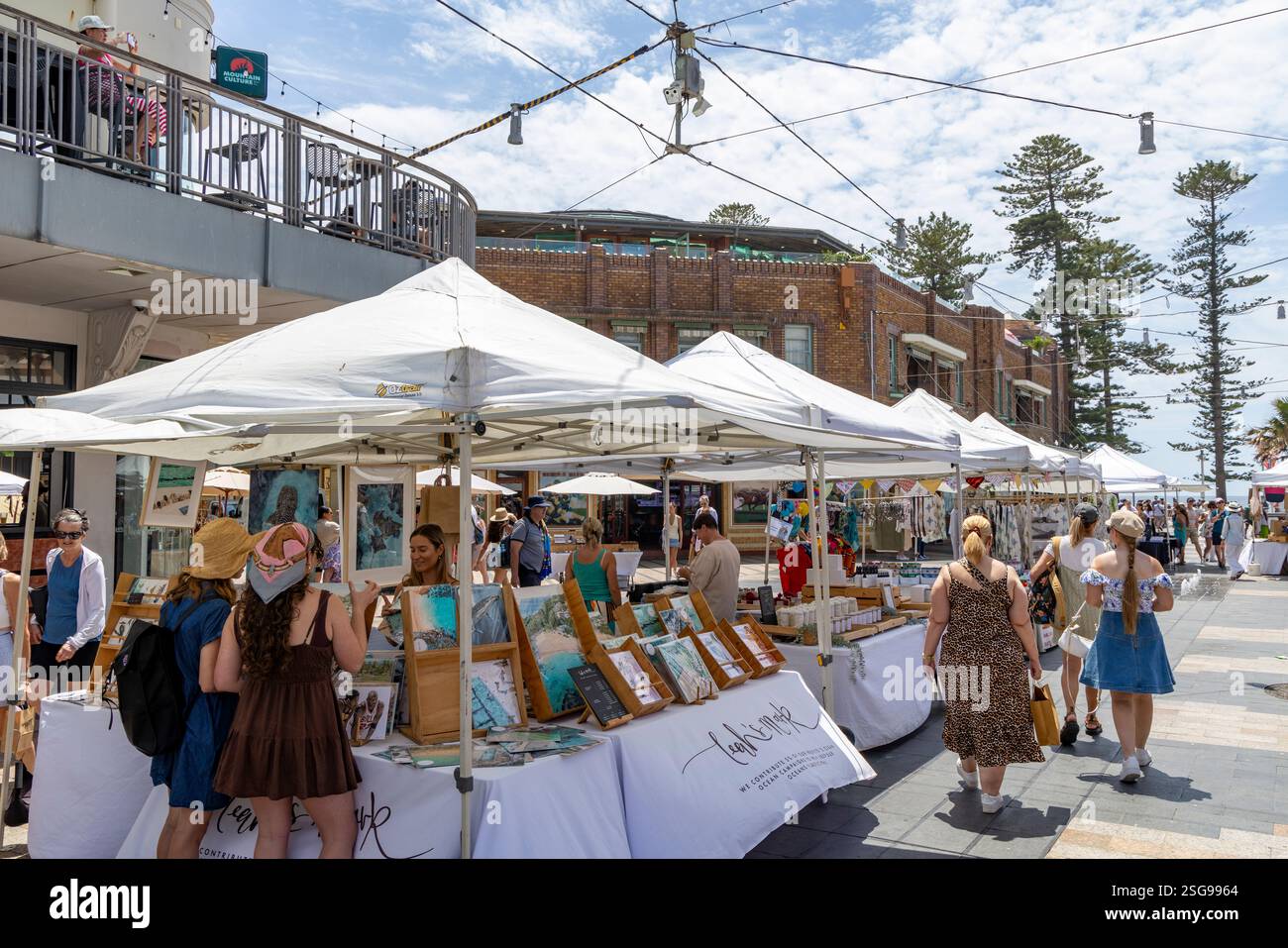 Australian market stalls, vendors at the weekend markets in Manly Beach ...