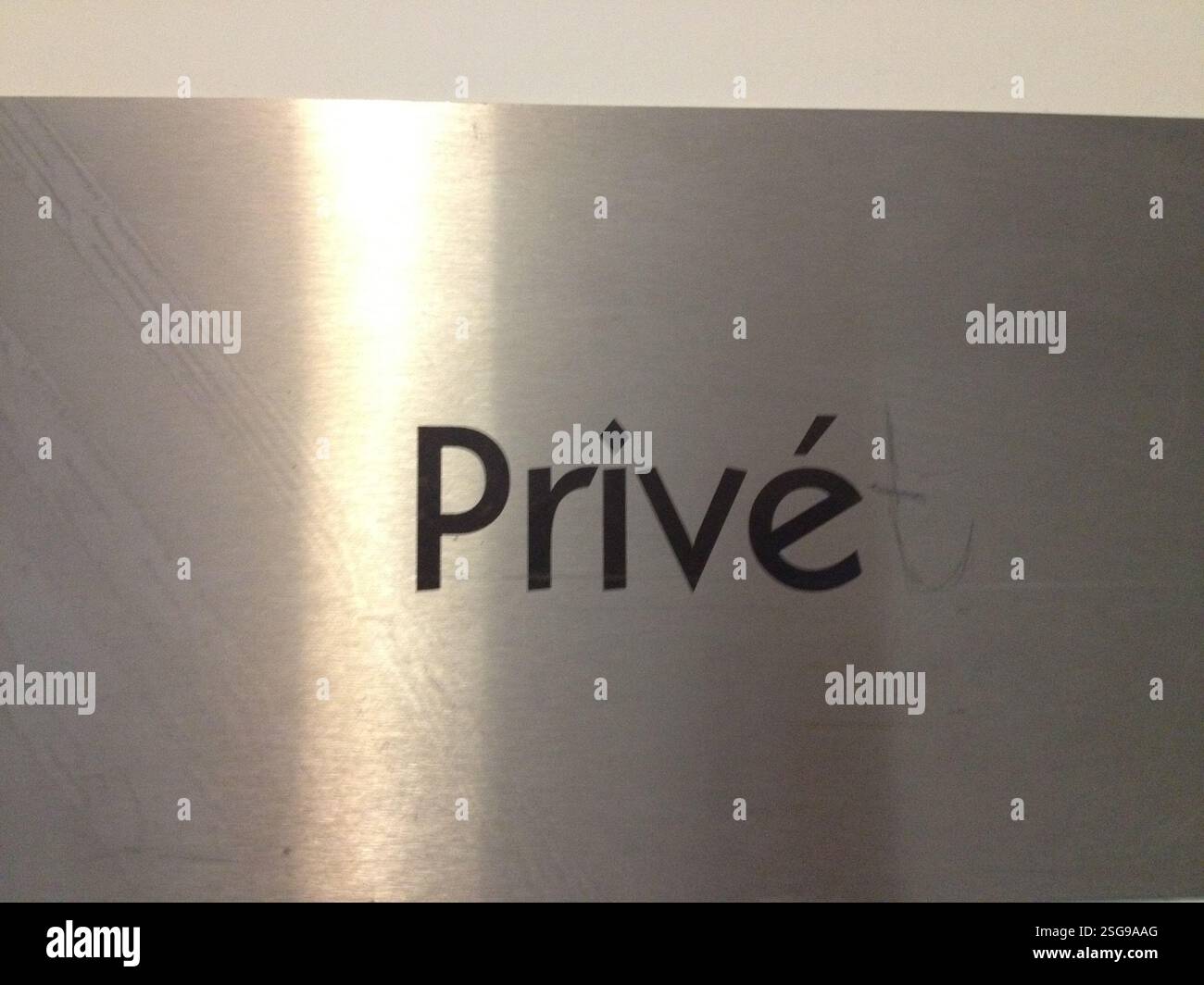 Restroom etiquette signs hi-res stock photography and images - Alamy