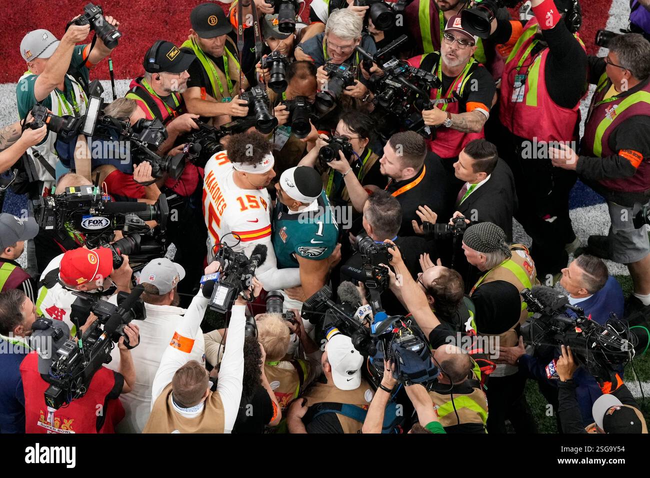 Kansas City Chiefs quarterback Patrick Mahomes (15) and Philadelphia Eagles quarterback Jalen ...