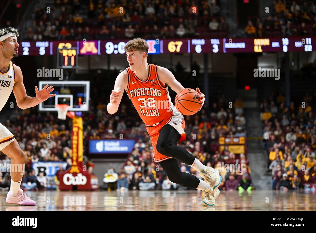 Illinois guard Kasparas Jakucionis drives to the basket against ...