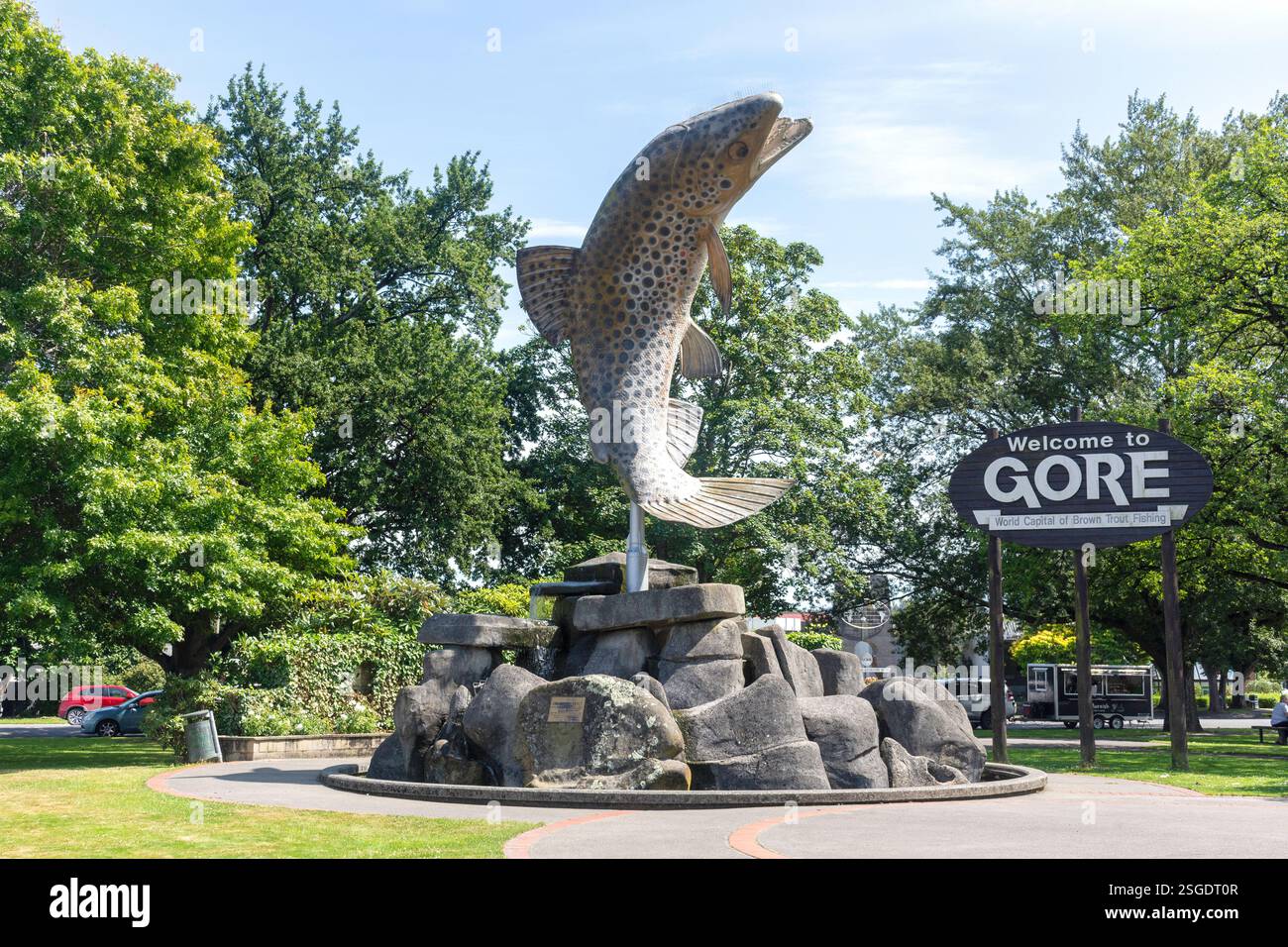 Gore Brown Trout Sculpture & sign, Main Street, Gore (Maruawai ...