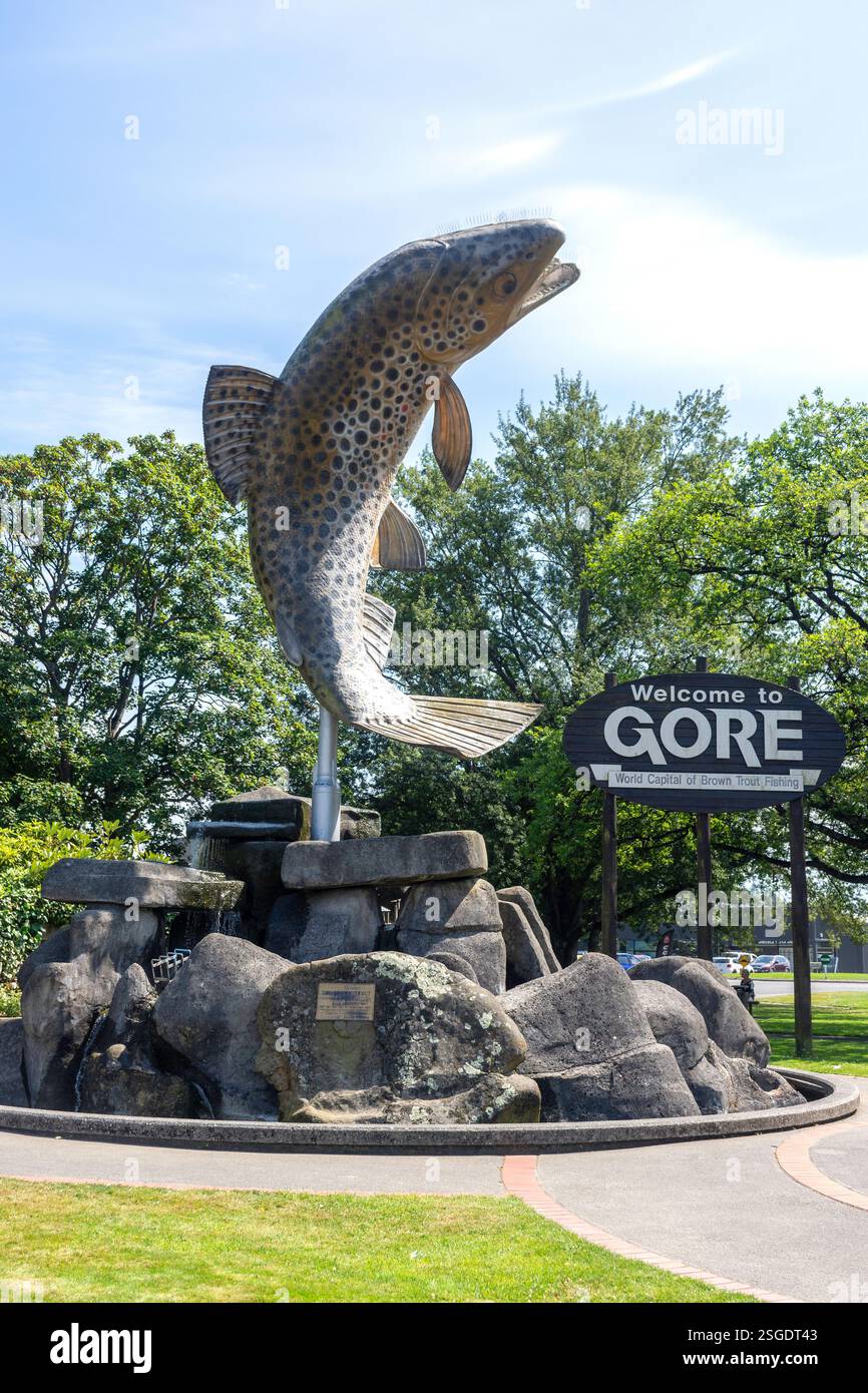 Gore Brown Trout Sculpture & sign, Main Street, Gore (Maruawai ...