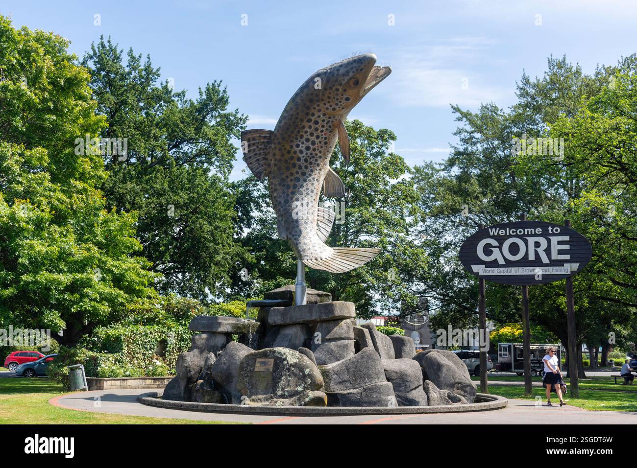 Gore Brown Trout Sculpture & sign, Main Street, Gore (Maruawai ...