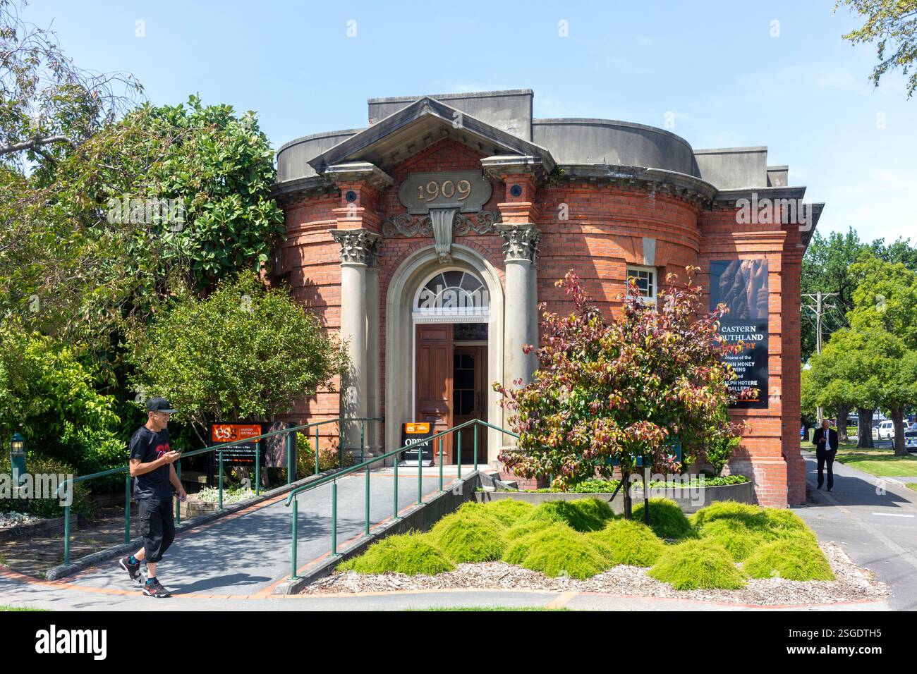 Eastern Southland Gallery, Hokonui Drive, Gore (Maruawai), Southland ...