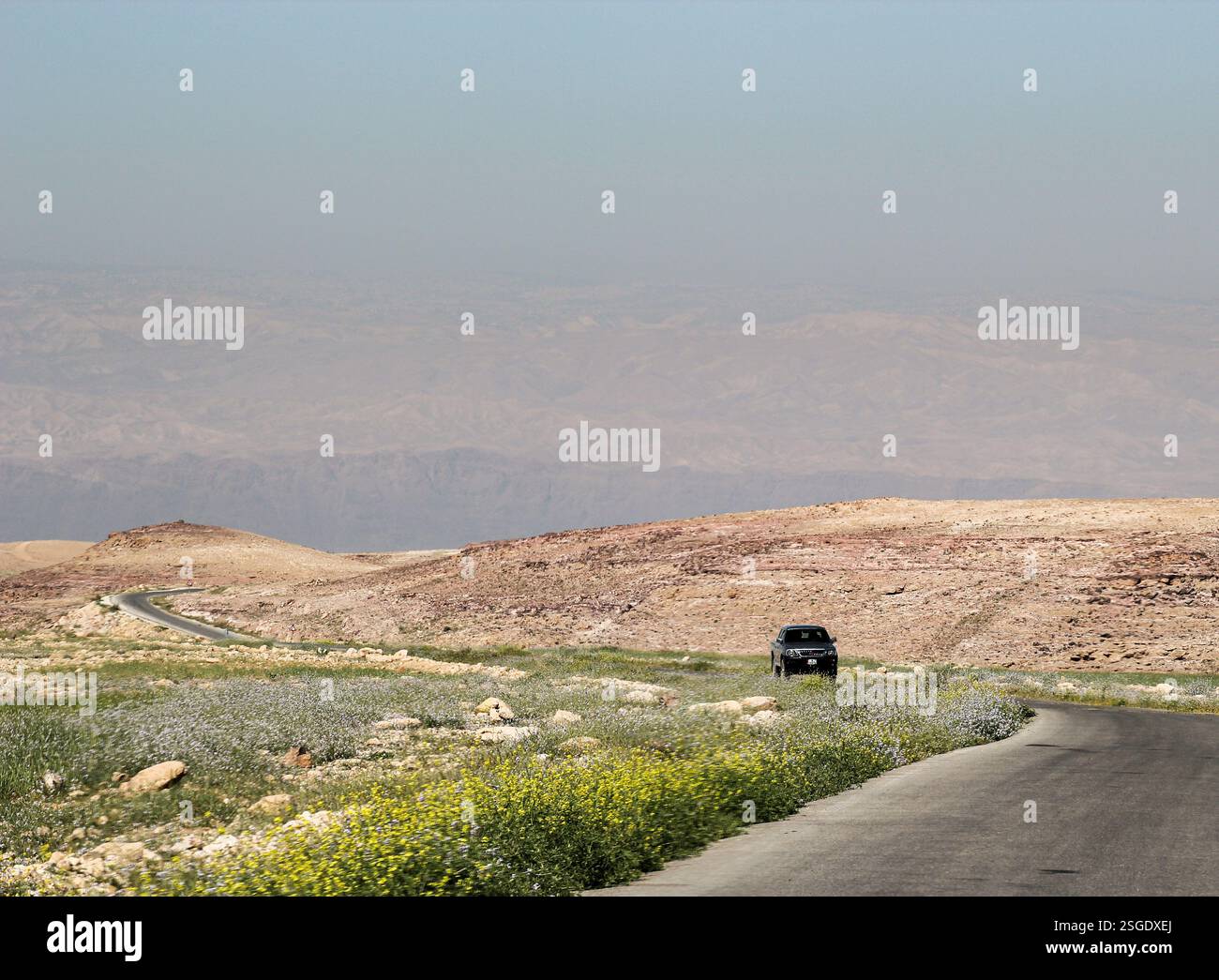 Car driving through desert hi-res stock photography and images - Alamy