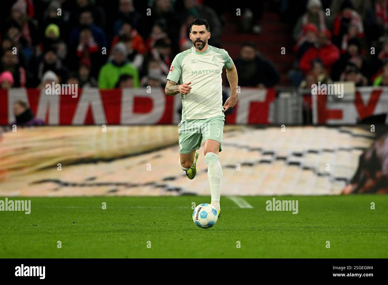 Muenchen, Deutschland. 07th Feb, 2025. Fussball; Spieltag 21; 1 ...