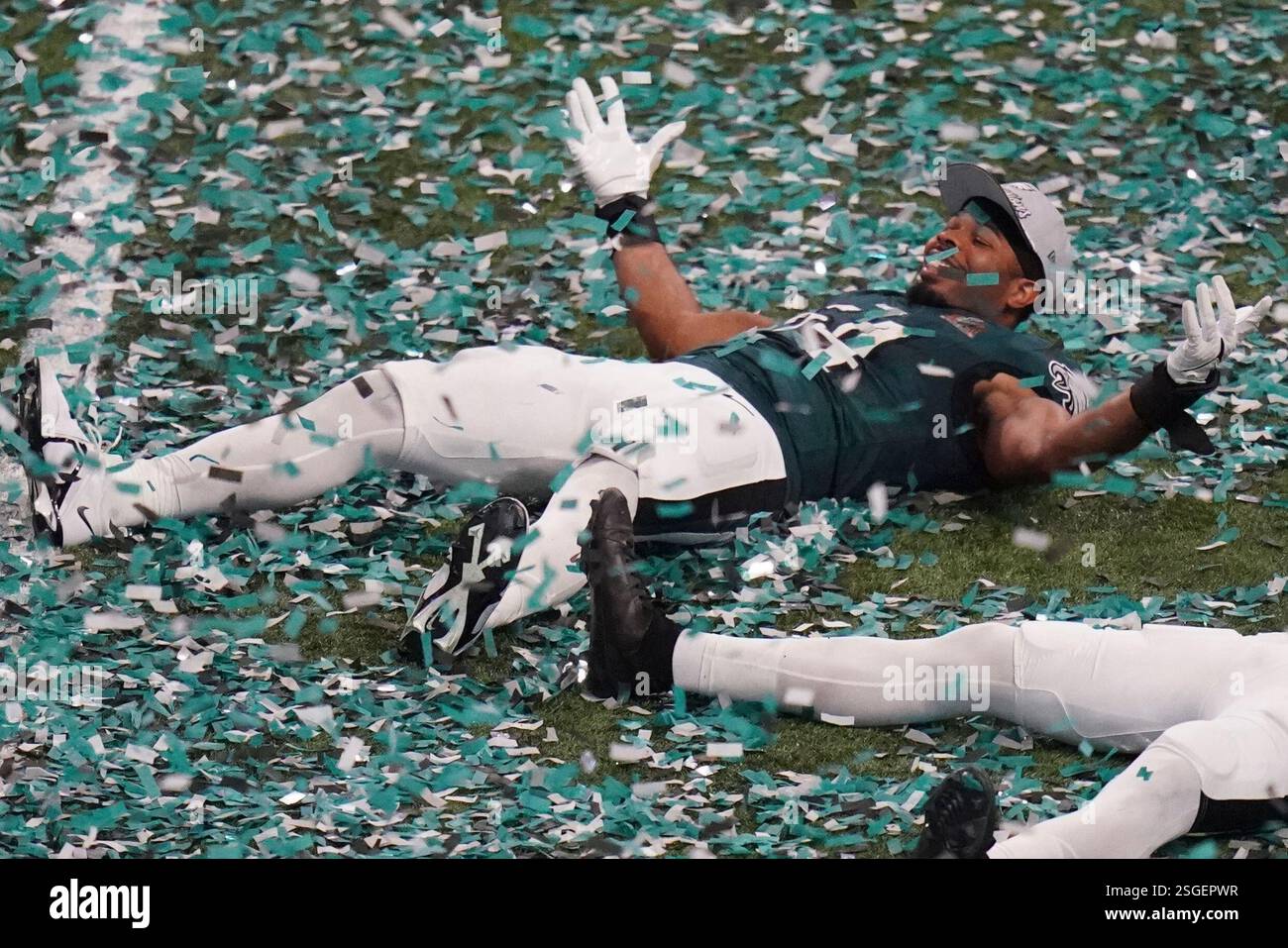 Philadelphia Eagles linebacker Jeremiah Trotter Jr. (54) makes a snow ...