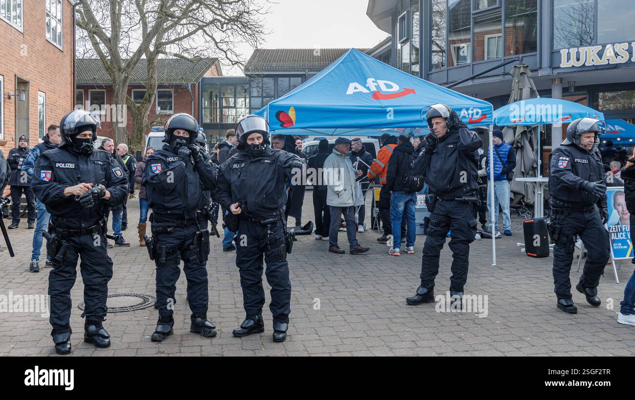 Bargteheide, Germany. 08th Feb, 2025. Police officers protect an Afd ...