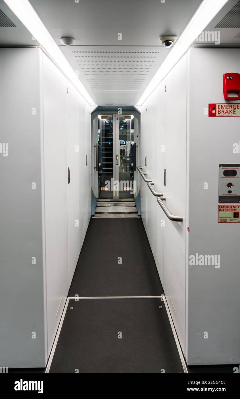 Intercarriage gangway passage of commuter train San Francisco - San ...