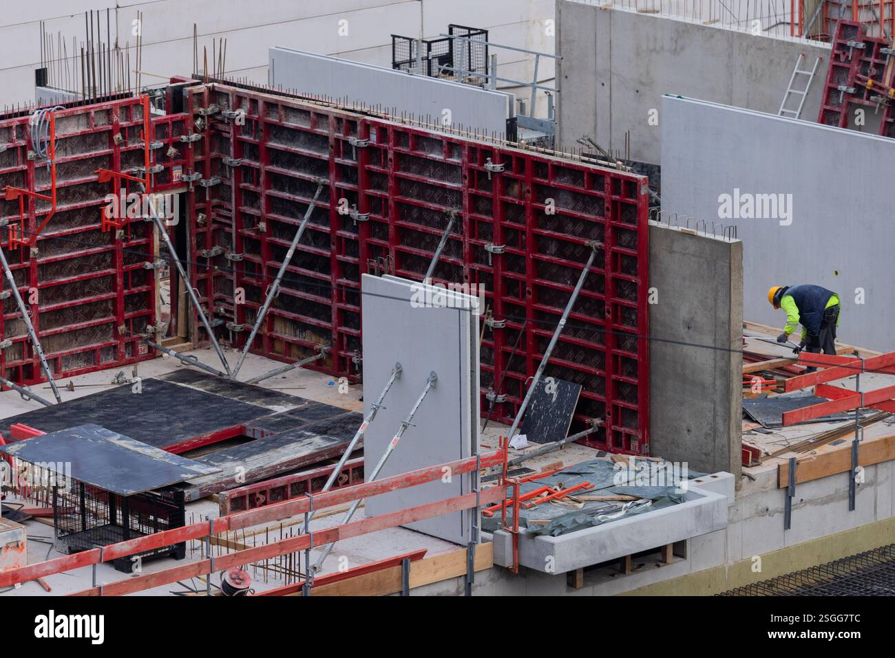 Cologne, Germany. 10th Feb, 2025. Construction workers work on a shell ...