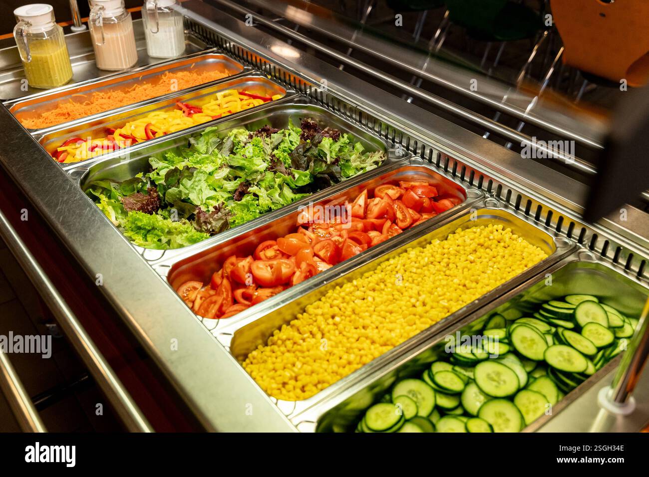 Frische Zutaten an einer Salatbar 07.02.25, Selters: Symbolfoto ...