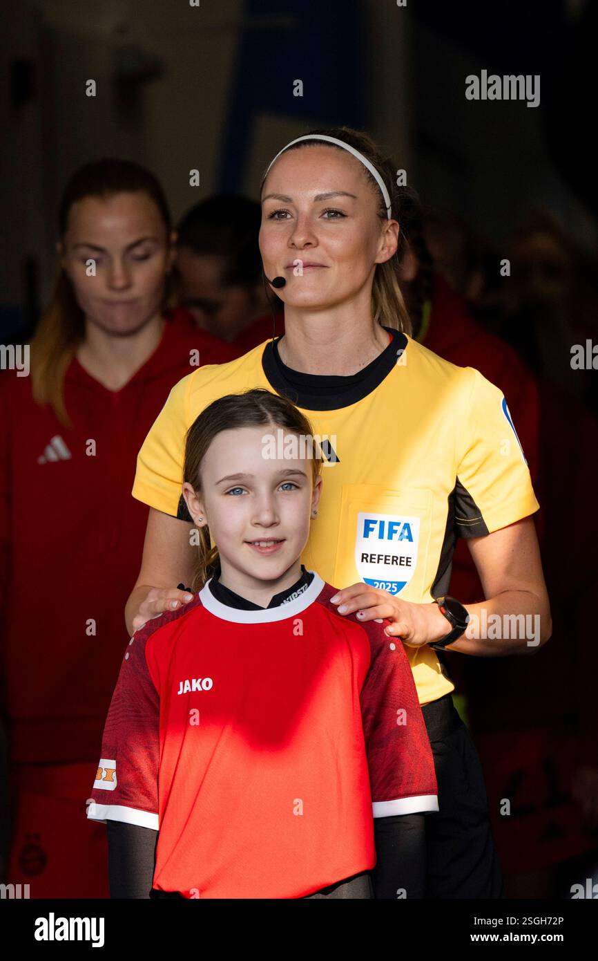 Schiedsrichterin Fabienne Michel mit Einlaufkind im Spielertunnel, GER ...