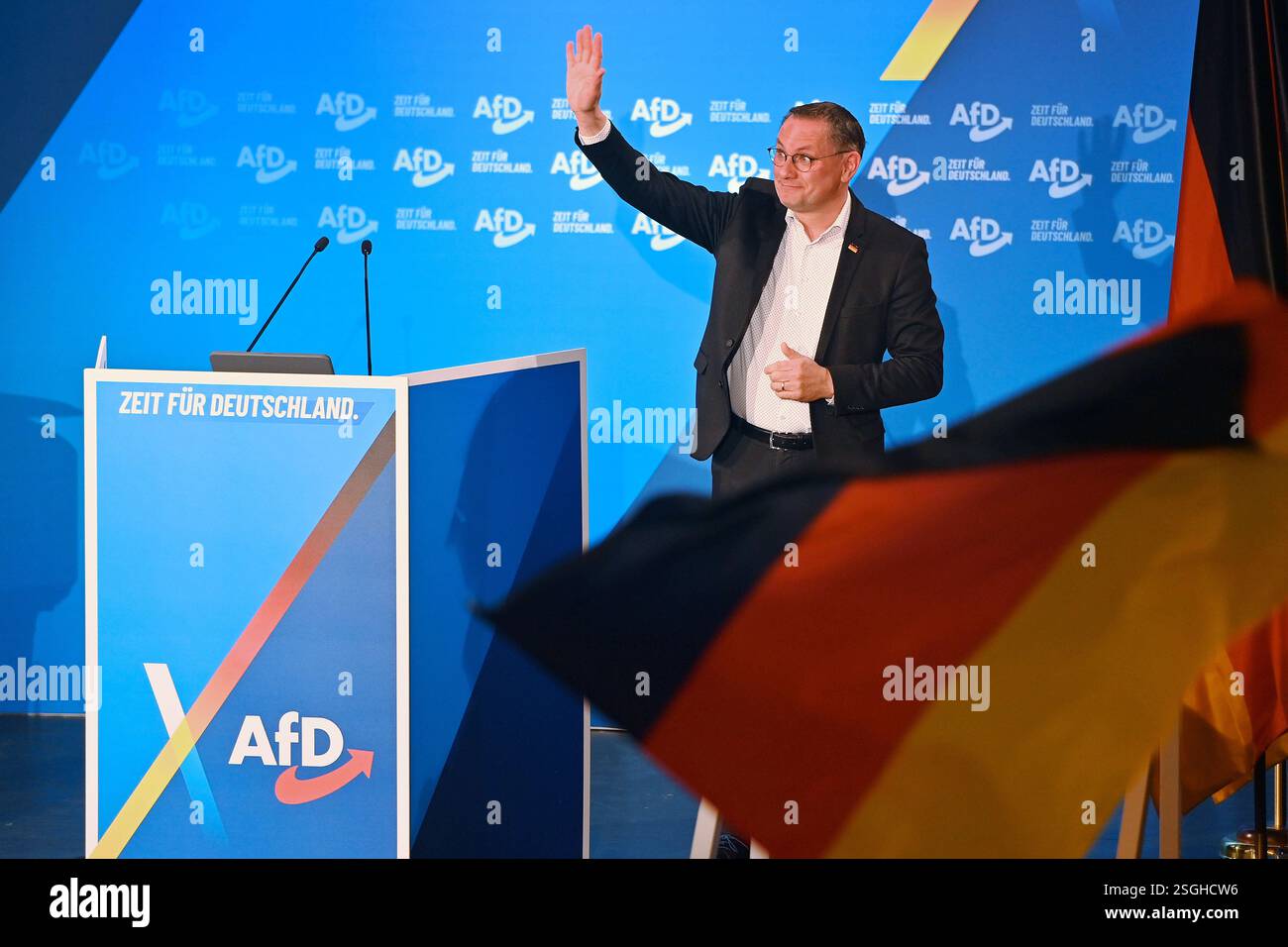 Tino Chrupalla AfD Co-Vorsitzender nach seiner Rede,laesst sich feiern ...