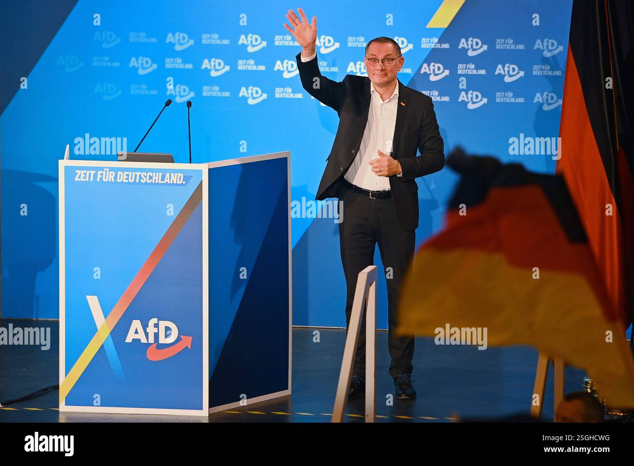 Tino Chrupalla AfD Co-Vorsitzender nach seiner Rede,laesst sich feiern ...