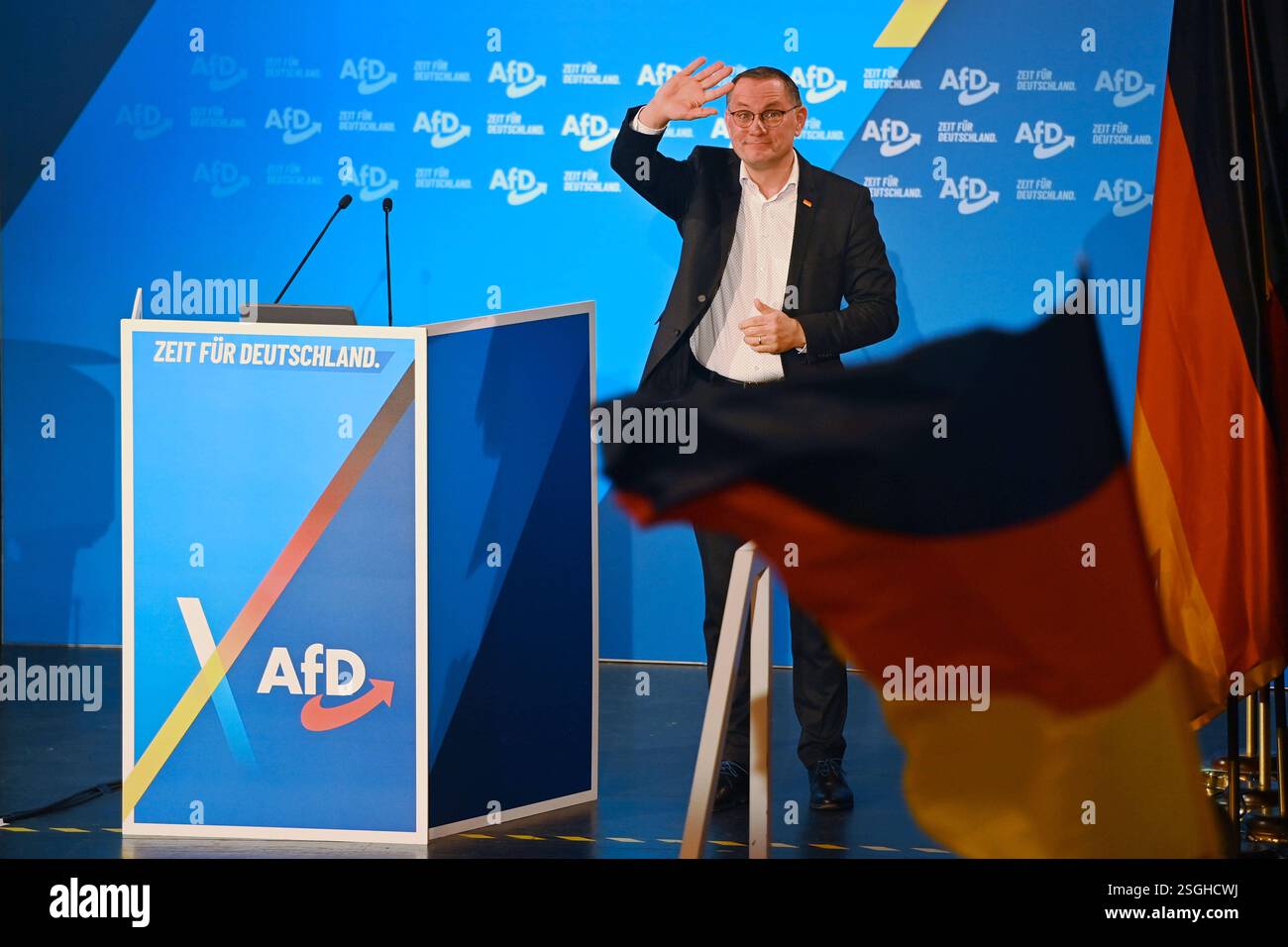 Tino Chrupalla AfD Co-Vorsitzender nach seiner Rede, laesst sich feiern ...