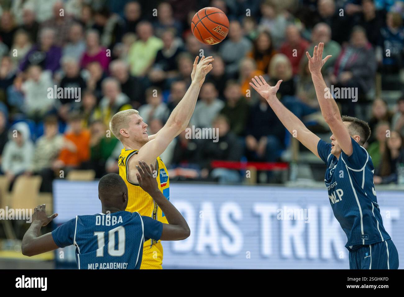 Bakary Dibba (MLP Academics Heidelberg, #10), Jacob Patrick (MHP Riesen ...