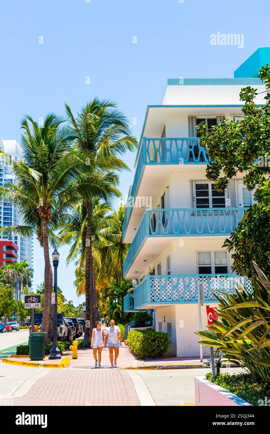 Pastel apartment building and people walking on Ocean Drive, Miami ...
