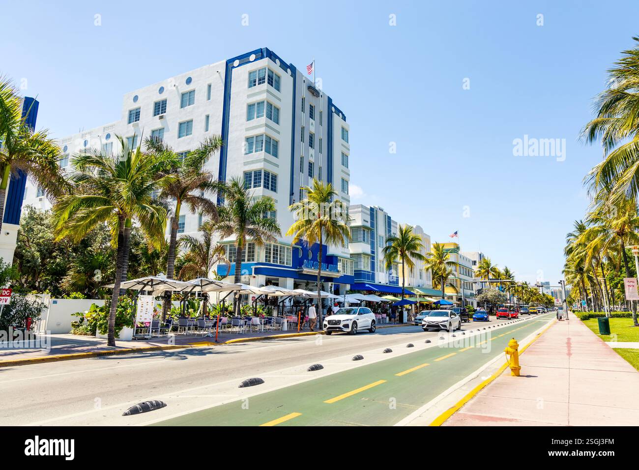 Historic art deco buildings and Park Central Hotel on Ocean Drive ...