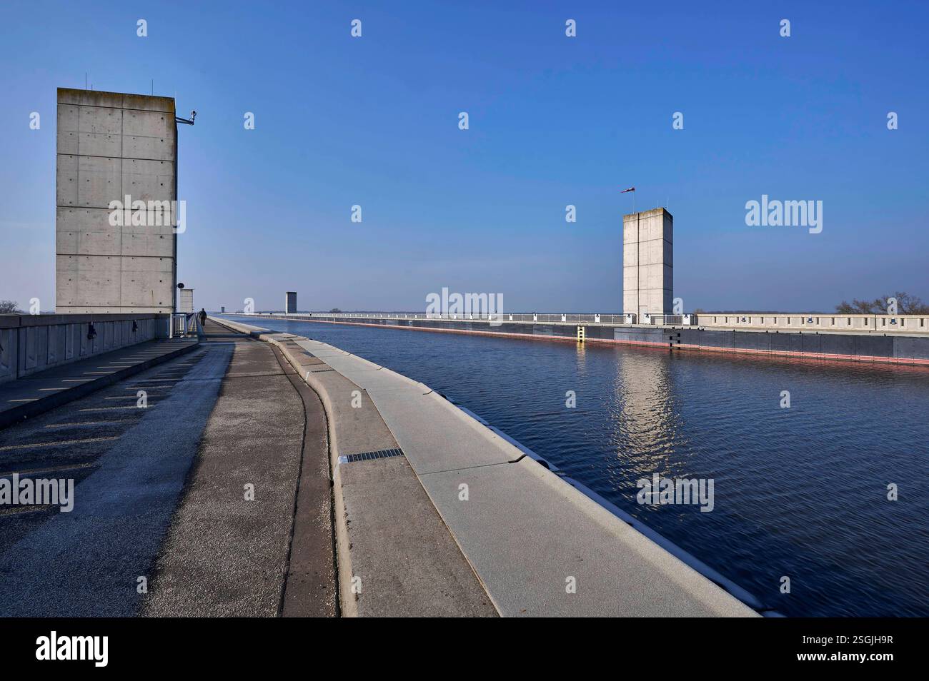 Die Trogbrücke Magdeburg / Hohenwarthe ist mit einer Länge von 918m die ...