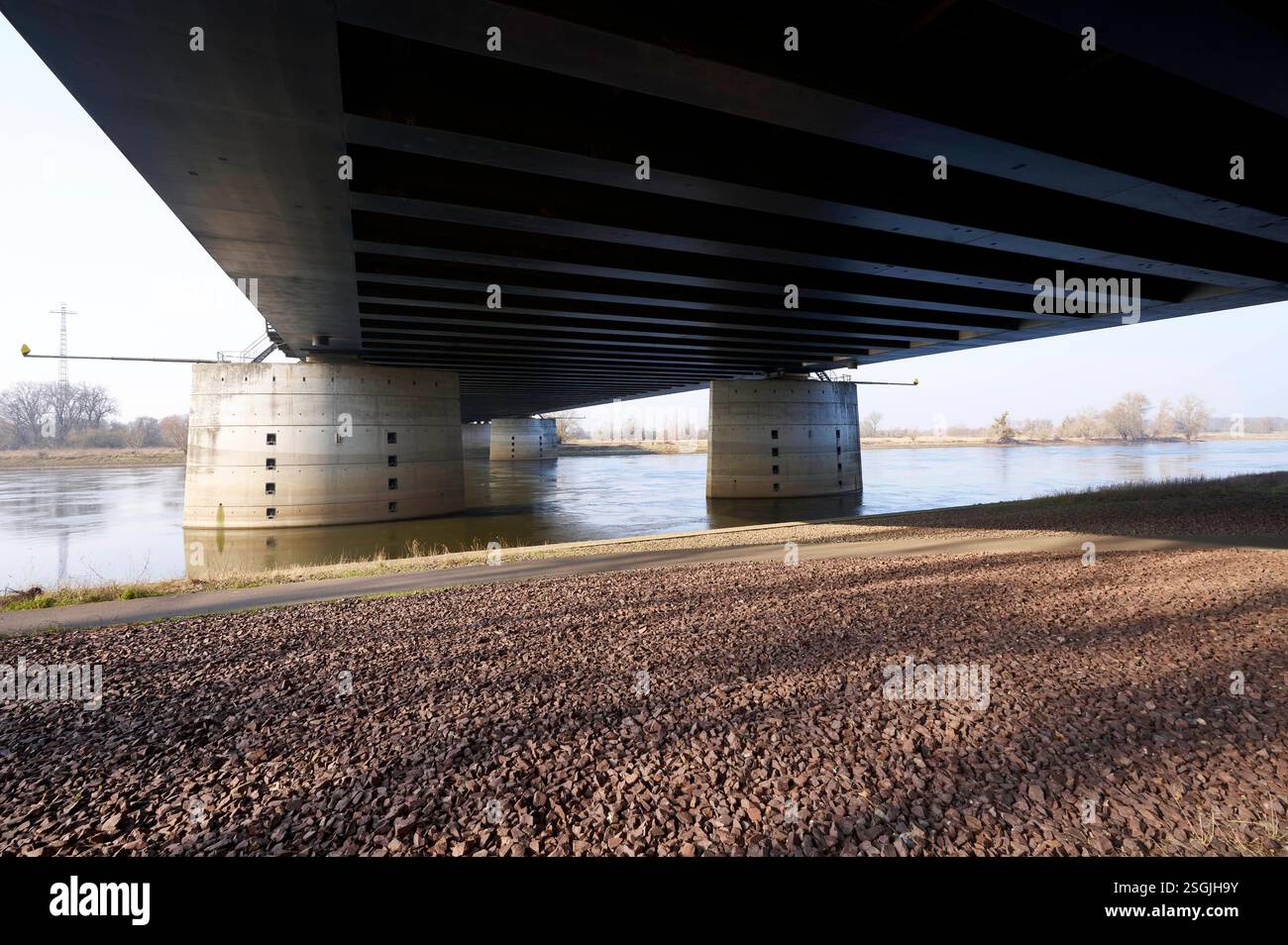 Die Trogbrücke Magdeburg / Hohenwarthe ist mit einer Länge von 918m die ...