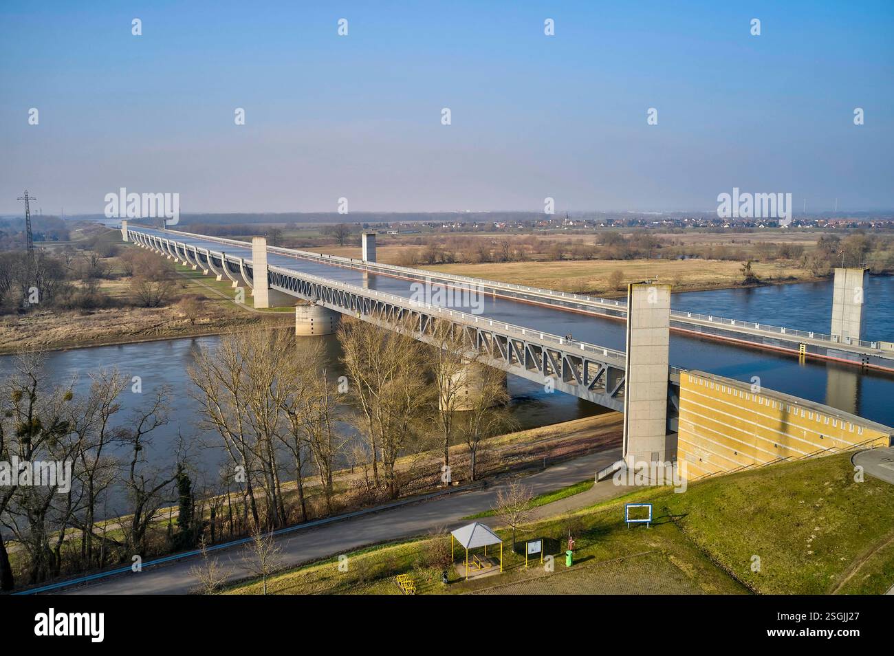 Die Trogbrücke Magdeburg / Hohenwarthe ist mit einer Länge von 918m die ...