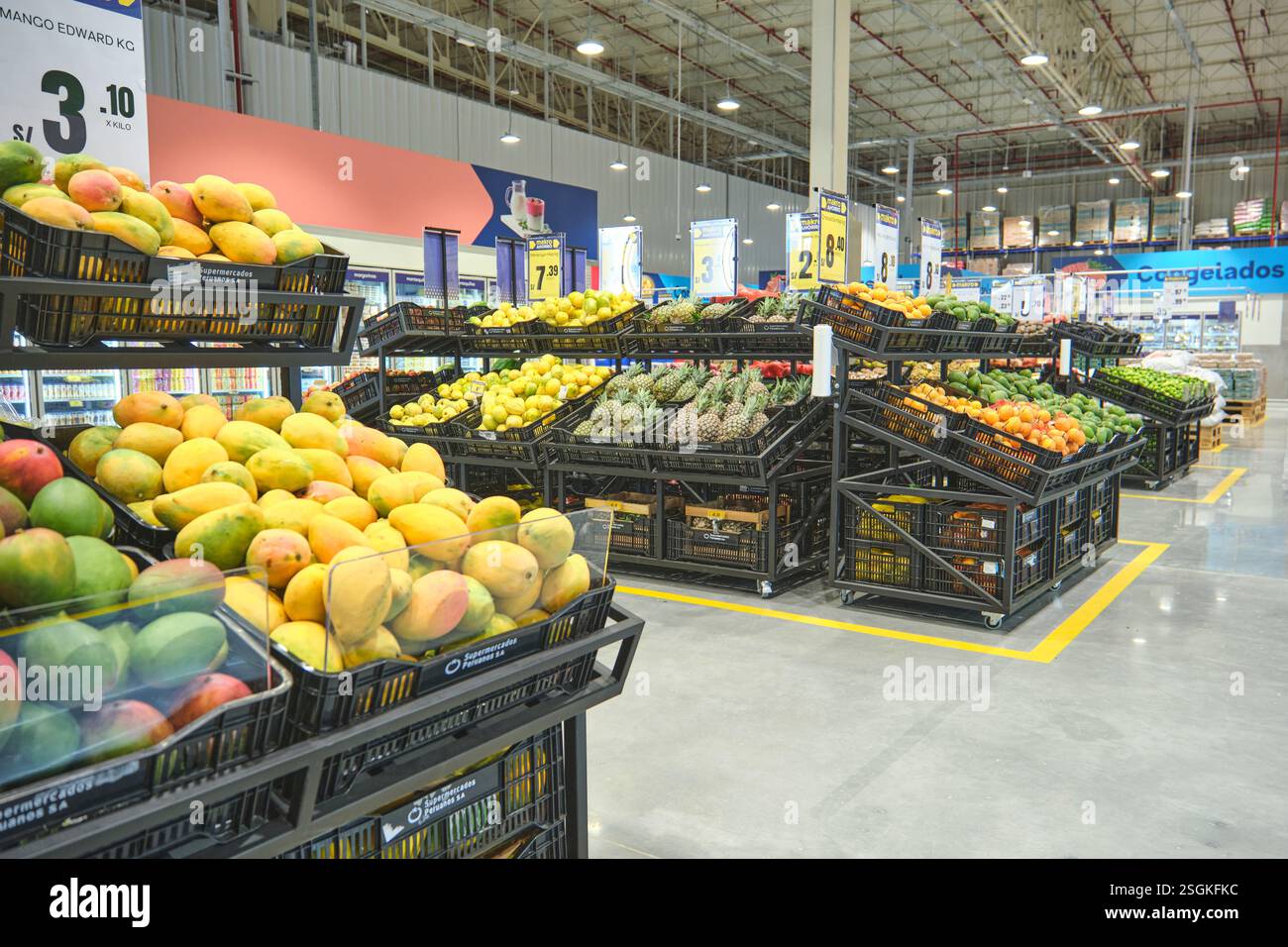 Fresh fruit display in a wholesale supermarket Stock Photo - Alamy