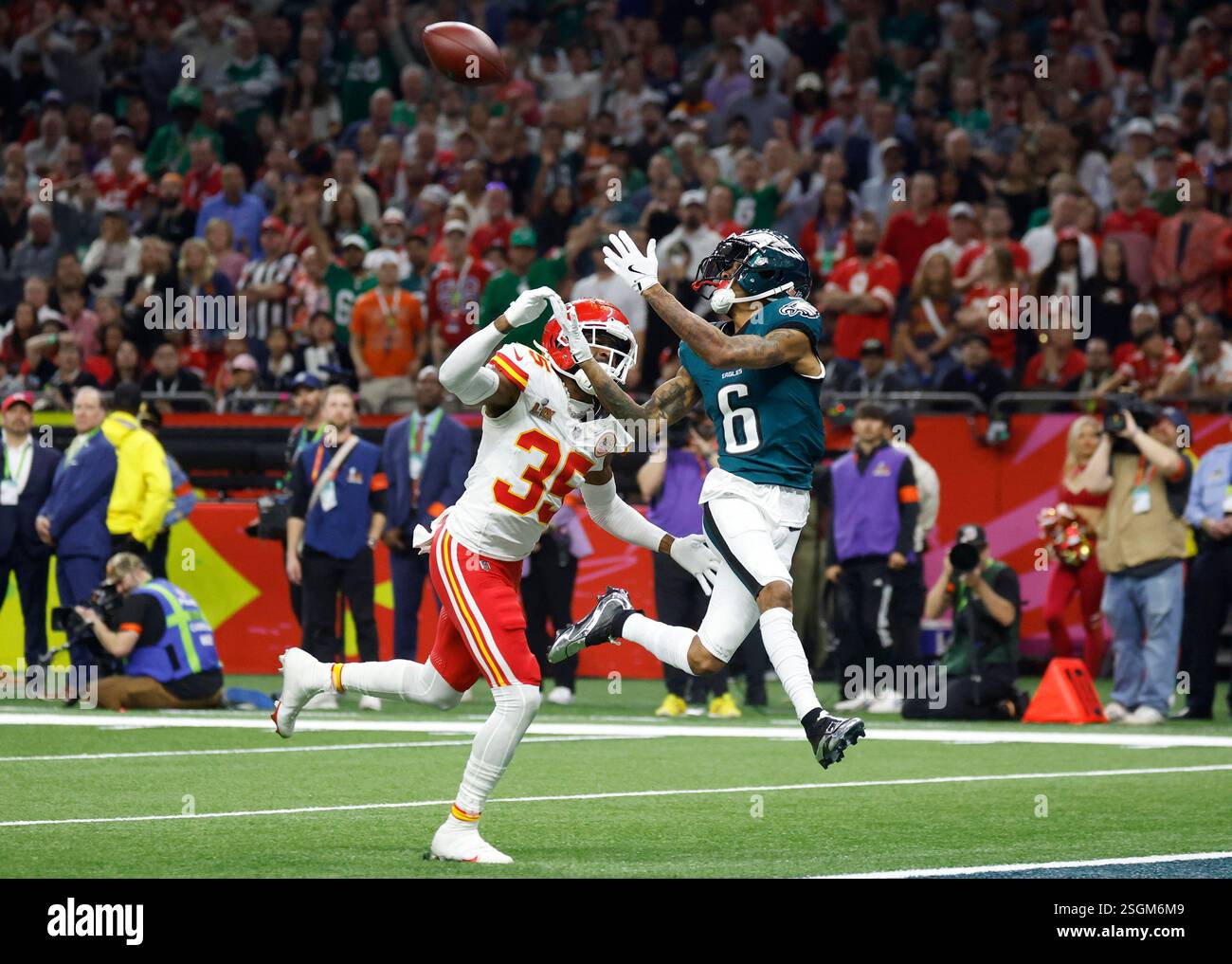 Devonta smith 2025 eagles hi-res stock photography and images - Alamy