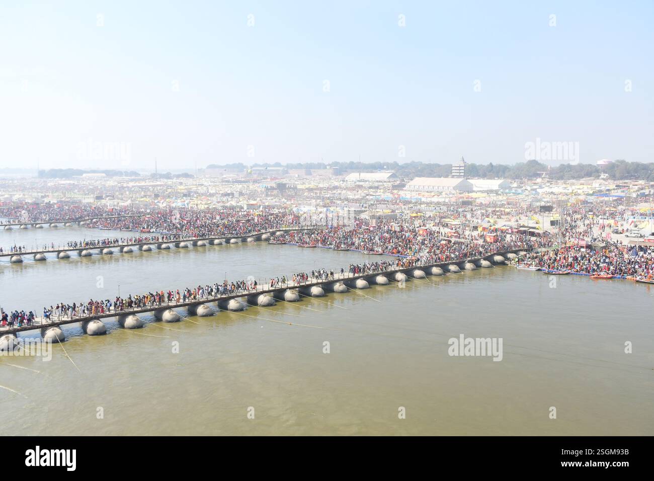 Prayagraj, Uttar Pradesh, India. 10th Feb, 2025. Prayagraj: Devotees ...