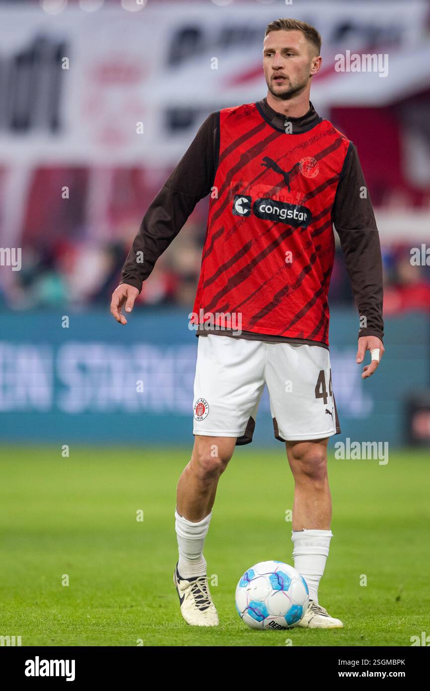 Leipzig, Germany. 09th Feb, 2025. Siebe van der Heyden (44) of St ...