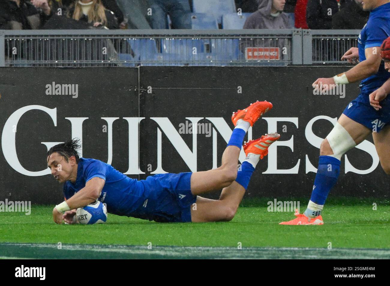 Roma, Italia. 08th Feb, 2025. Italia's Ange Capuozzo try during the Six ...
