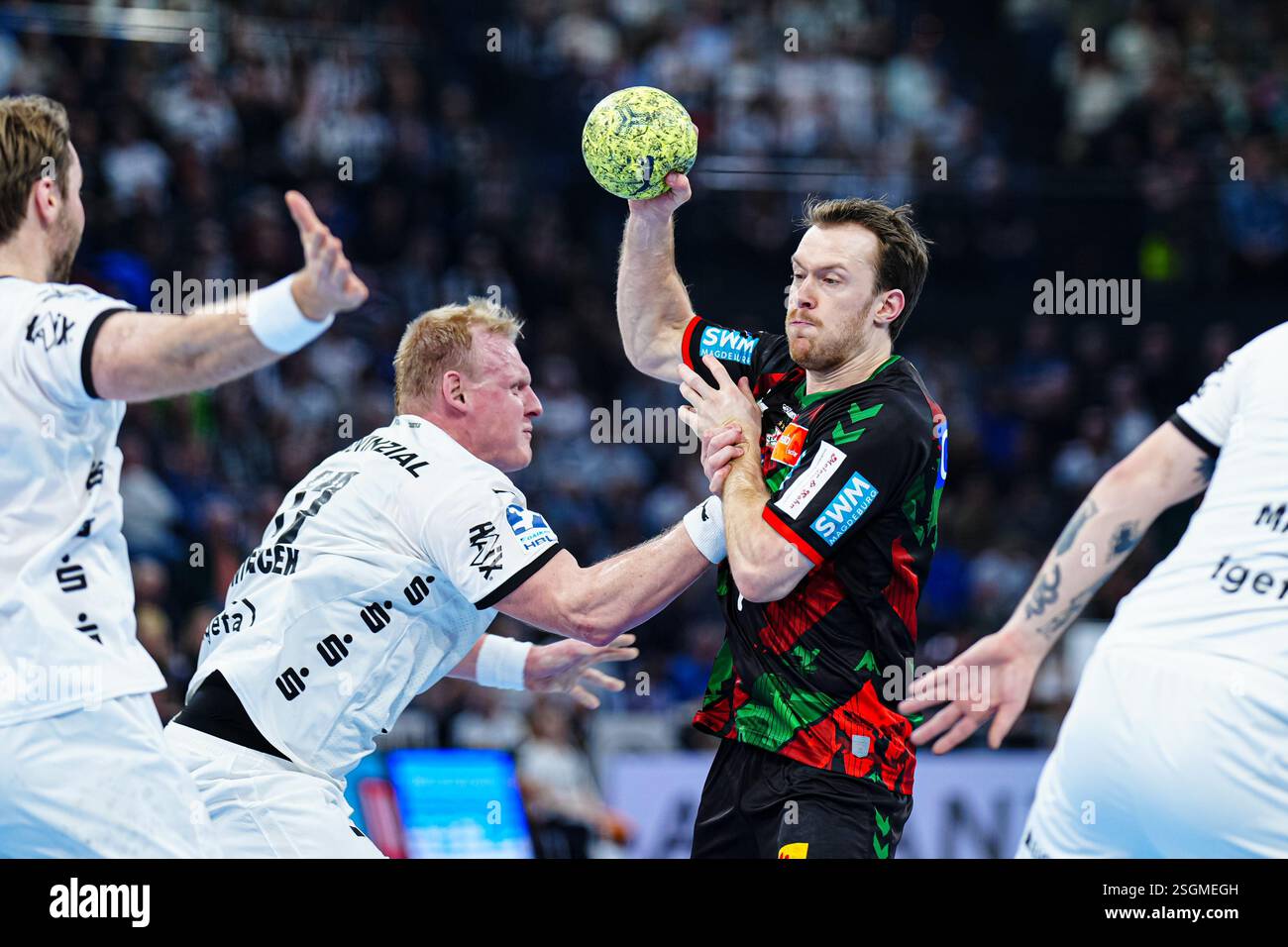 Patrick Wiencek (THW Kiel, #17), Felix Claar (SC Magdeburg, #07) GER ...