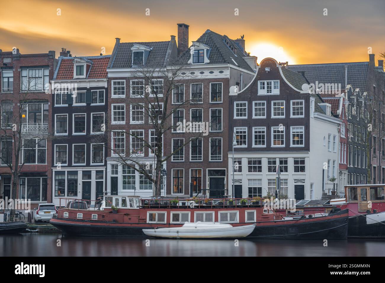 Amsterdam canal typical dutch houses hi-res stock photography and ...
