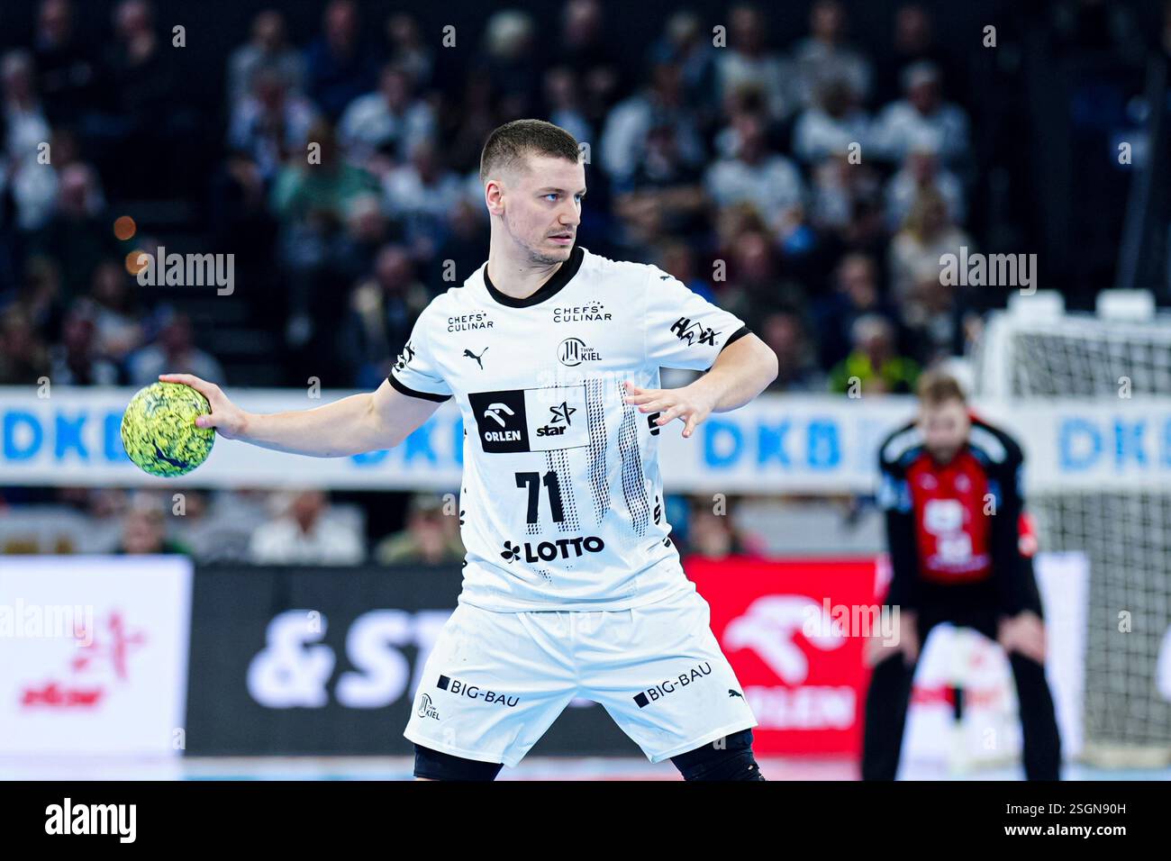 Kiel, Deutschland. 08th Feb, 2025. Elias Ellefsen a Skipagotu (THW Kiel ...