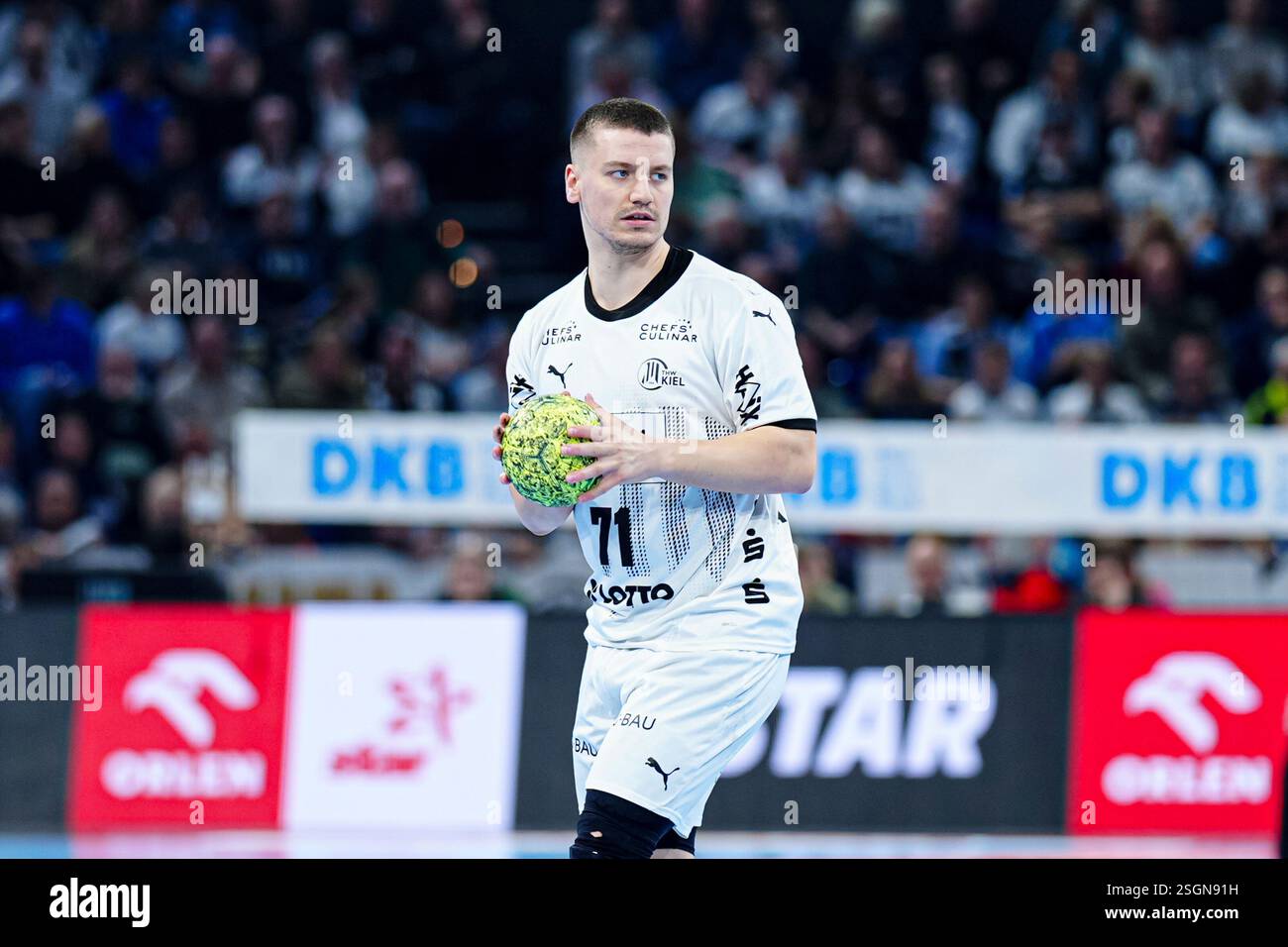 Kiel, Deutschland. 08th Feb, 2025. Elias Ellefsen a Skipagotu (THW Kiel ...