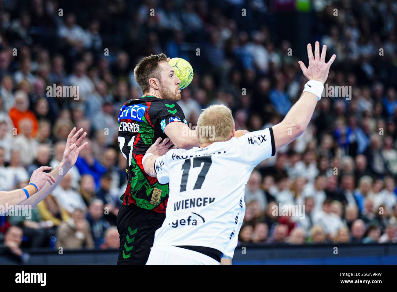 Albin Lagergren (SC Magdeburg, #21), Patrick Wiencek (THW Kiel, #17 ...