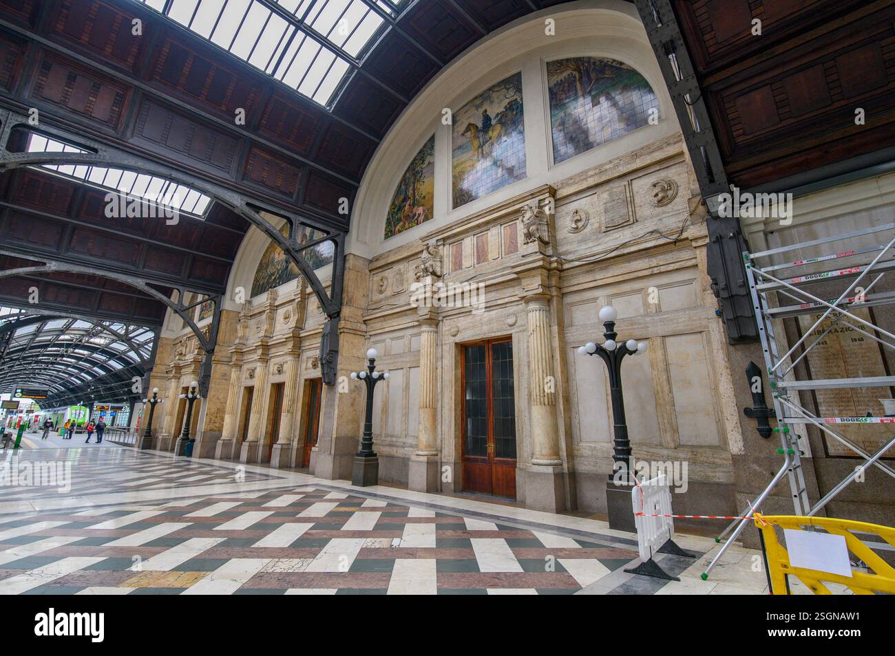 Milan, Italy. Interior of Central Train Station Stock Photo - Alamy