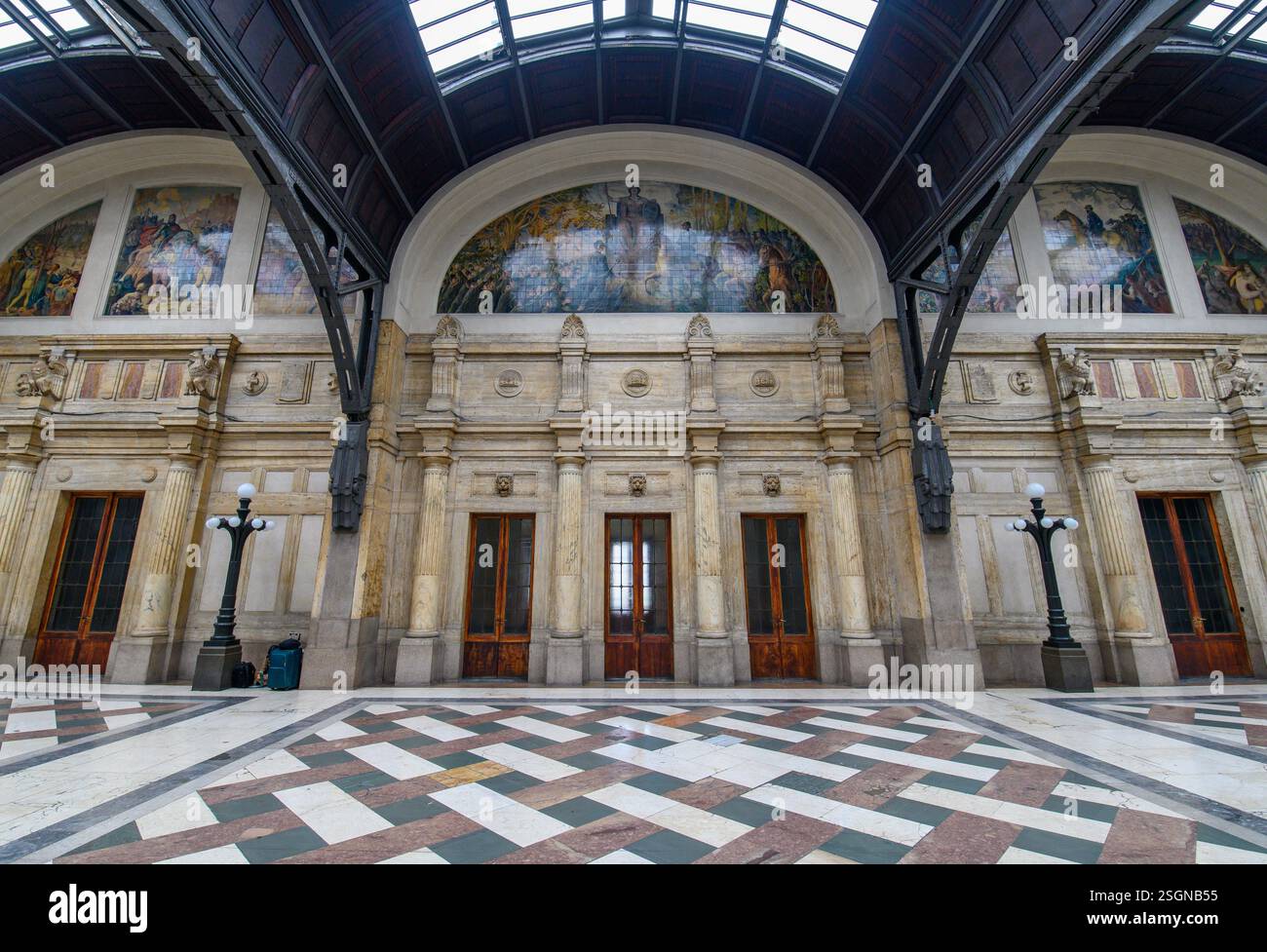 Milan, Italy. Interior of Central Train Station Stock Photo - Alamy