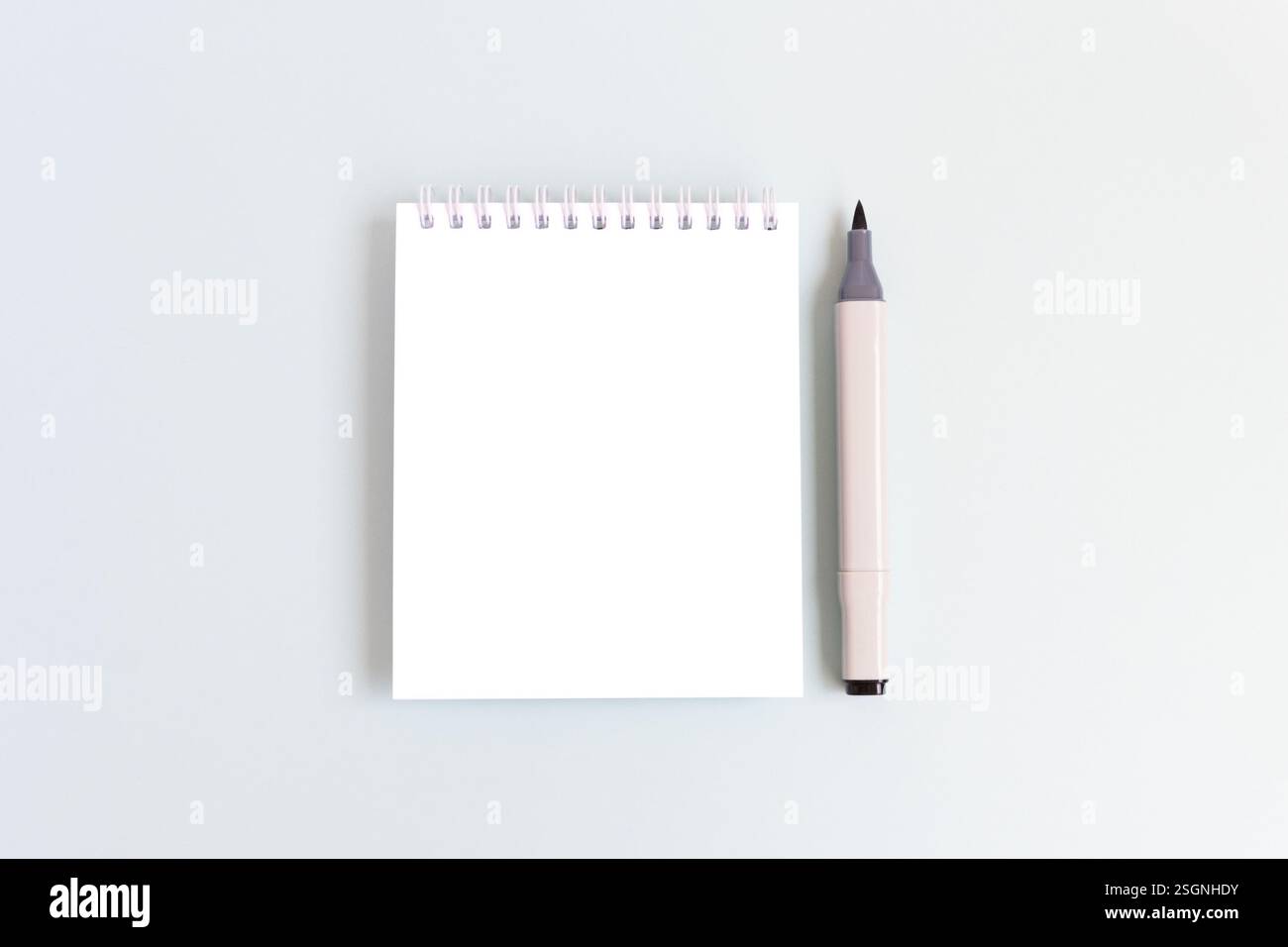 Clean notepad mockup and felt tip pen on a blue background. Empty ...