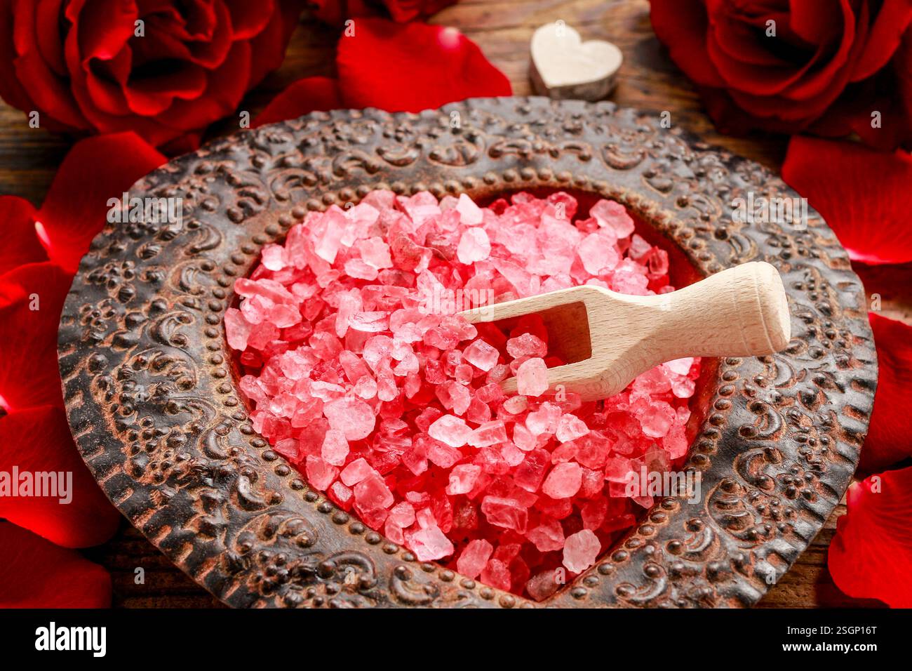 Bowl of red sea salt. Spa time Stock Photo - Alamy