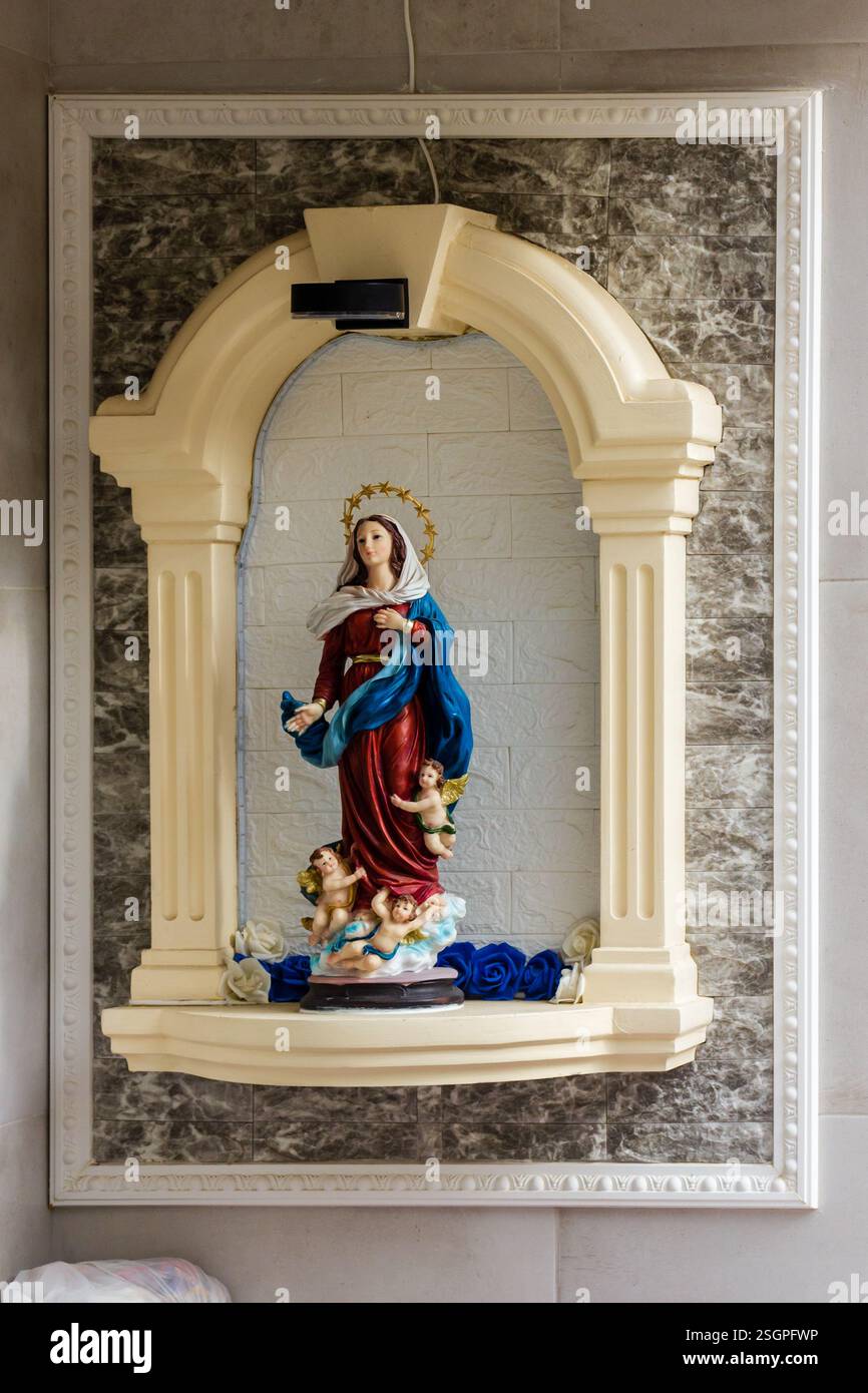 Statue in stone niche hi-res stock photography and images - Alamy