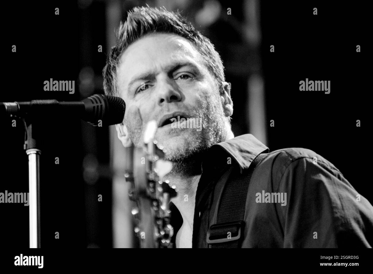 BRYAN ADAMS, CARDIFF, 2002: Bryan Adams playing an open air concert ...