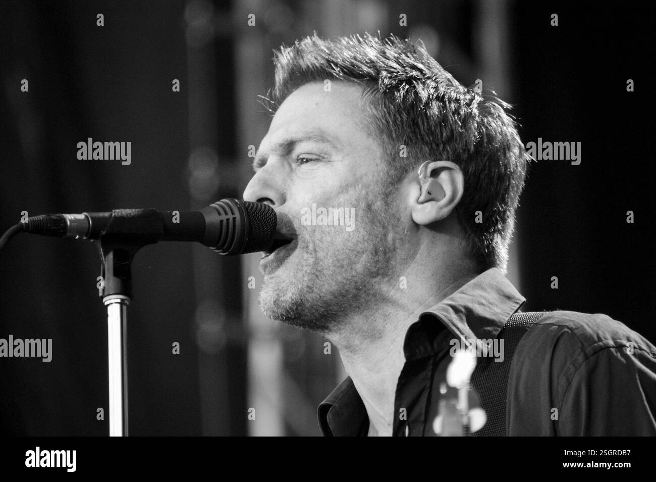 BRYAN ADAMS, CARDIFF, 2002: Bryan Adams playing an open air concert ...