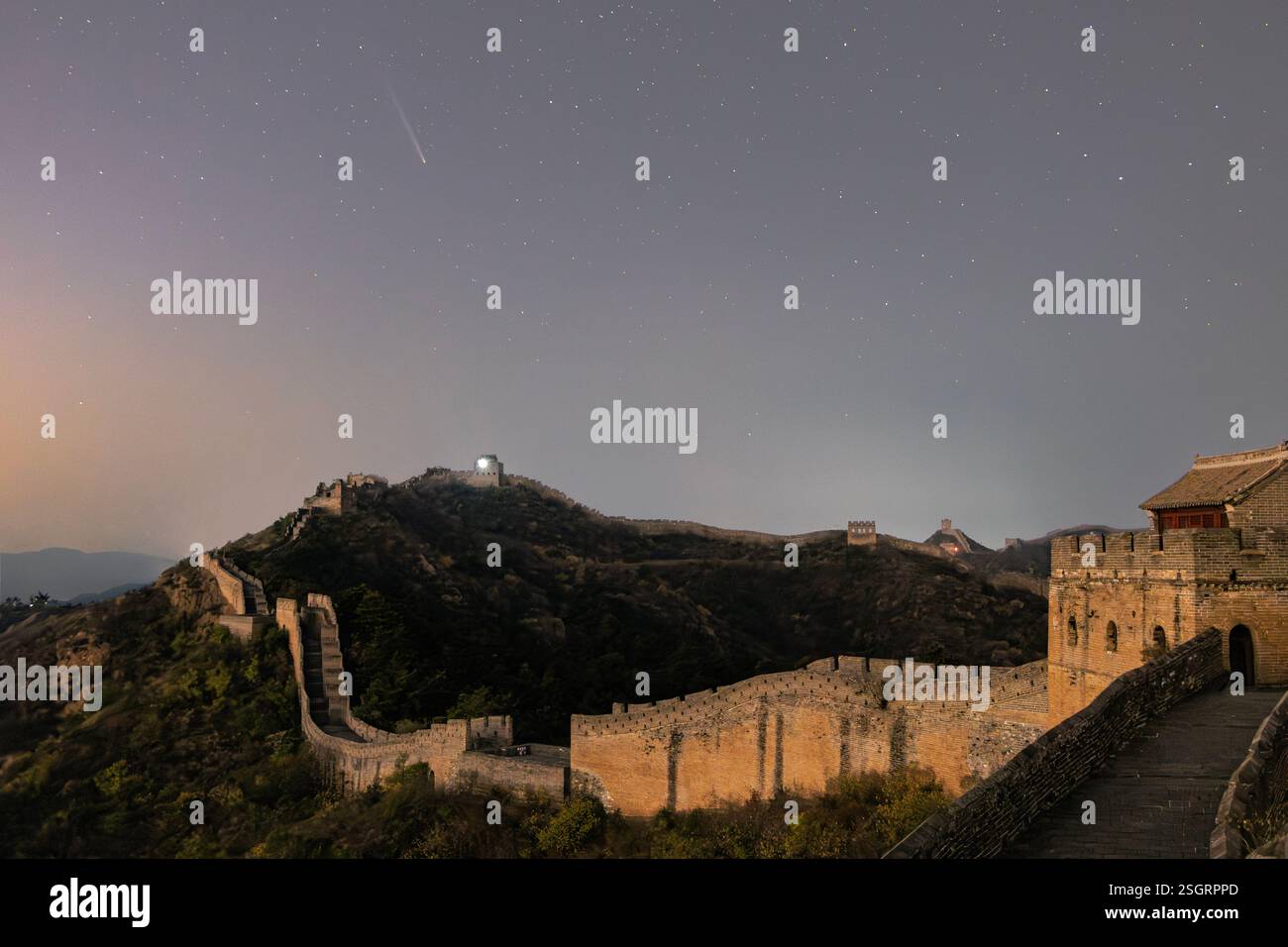 Comet C2023 A3 Tsuchinshan ATLAS over the Great Wall of China at dusk ...