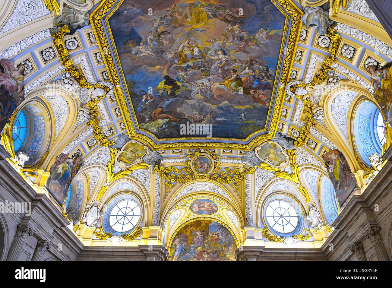 Ancient ceiling art and architecture in the lobby of the Royal Palace ...