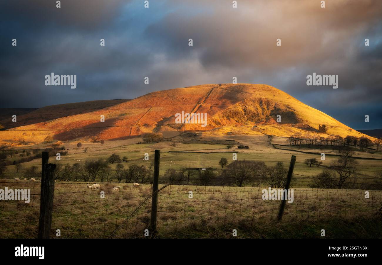 The early morning winter sun lights up the Edale Valley giving the ...