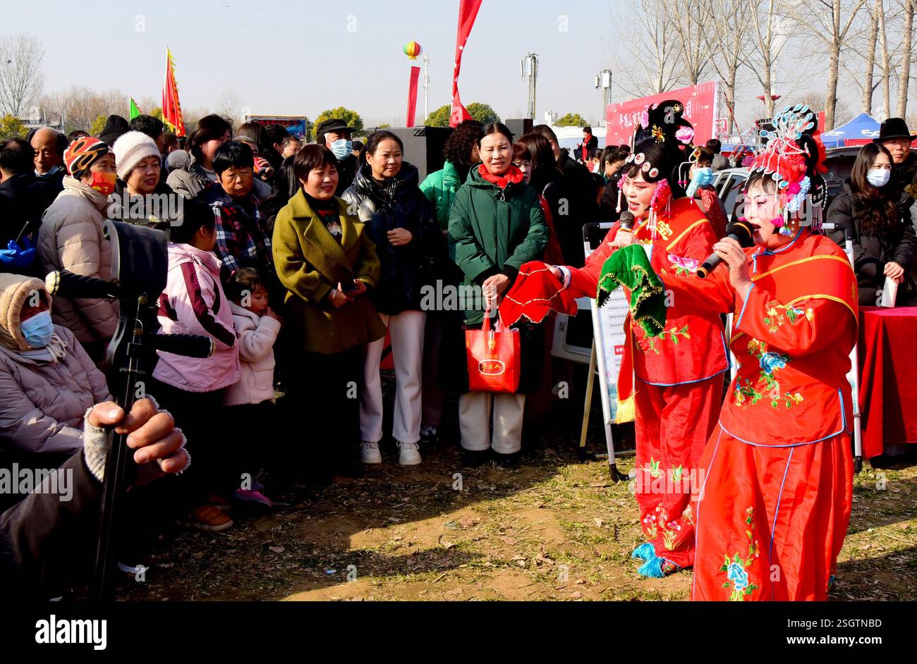 (250210) -- BAOFENG, Feb. 10, 2025 (Xinhua) -- Folk artists perform ...